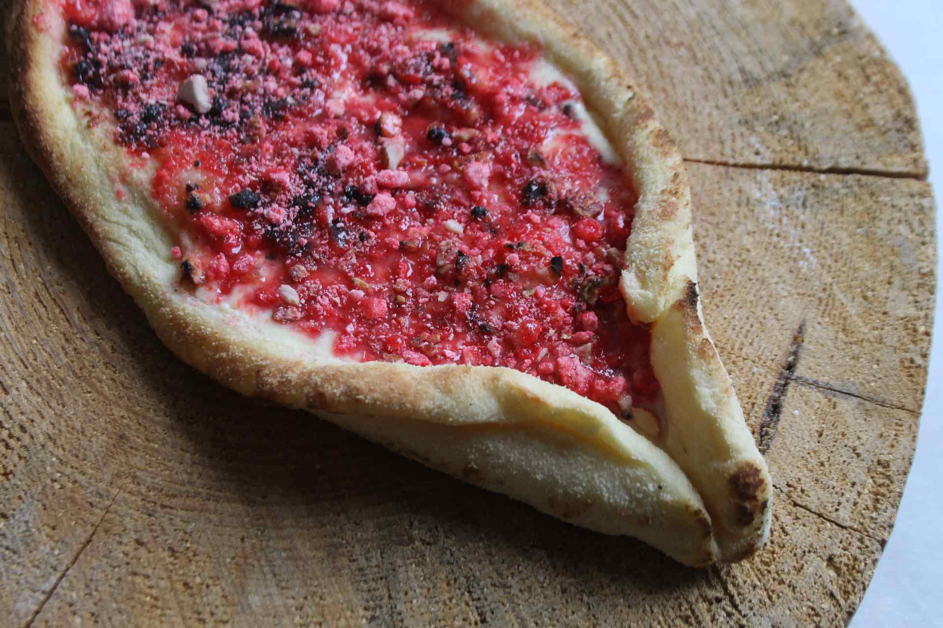 Ricetta Pide (pizza turca) con praline rosa di Lione — Ooni Europe